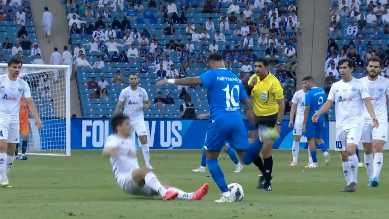 Versus / La polémica reacción de Neymar luego de recibir una falta en la Champions asiática